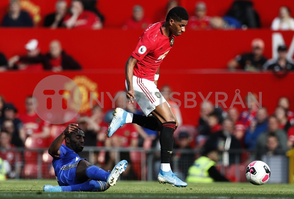 Ricardo Pereira of Leicester City challenges Marcus Rashford of ...