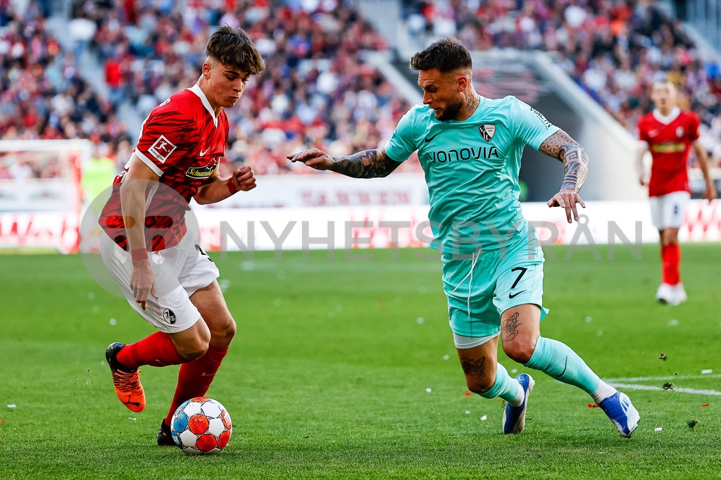 Noah Weisshaupt (SC Freiburg, 33) und Danny Blum (VfL Bochum, 07) im Zweikampf, GER, SC Freiburg ...