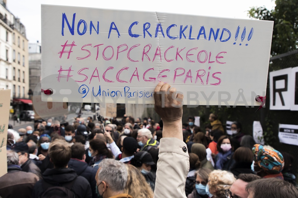 Demonstration against drug addicts using crack in the Jardin D Eole ...
