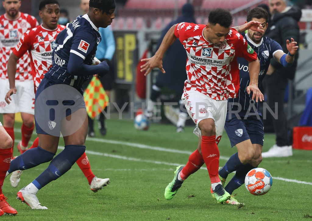 Karim Onisiwo (FSV Mainz 05 9) und Armel Bella Kotchap (VfL Bochum 37), Christian Gamboa (Bochum ...