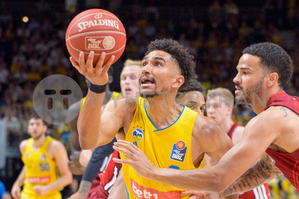 v.l. Maodo Lo (Alba Berlin, 0), Nick Weiler-Babb (FC Bayern Muenchen, 0 ...