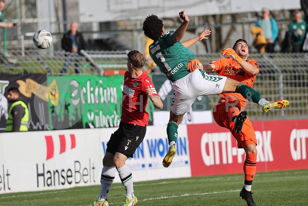 Sport Bilder des Tages Hier erzielt Samuel Abifade (VfB Luebeck) gegen ...