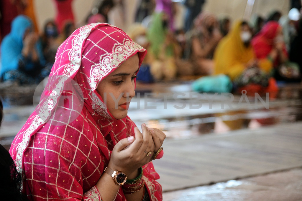 Pakistan: Muslims offering special prayers during heavy rain fall on ...