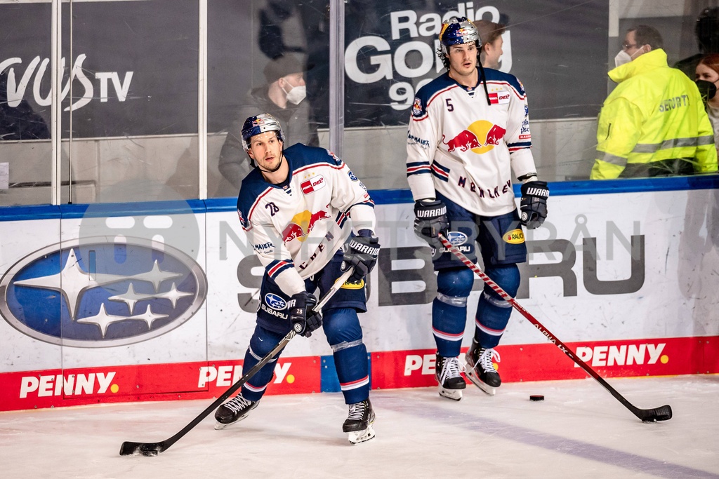 Frank Mauer (EHC Red Bull Muenchen, 28) und Andrew OBrien (EHC Red Bull ...