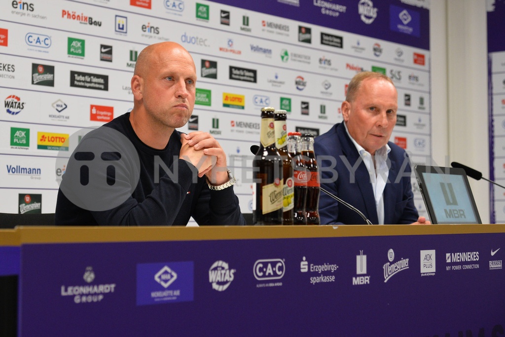 Helge Leonhardt (Praesident, FC Erzgebirge Aue) re. und Timo Rost ...
