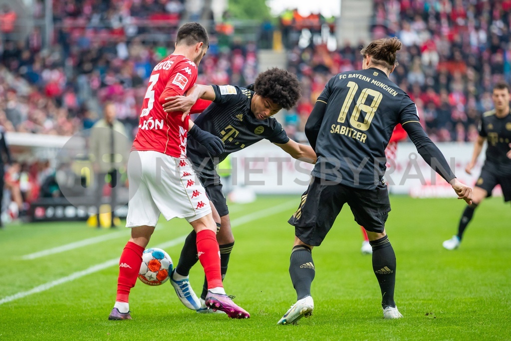 Serge Gnabry (FC Bayern Muenchen) im Zweikampf mit Aaron Martin (FSV ...