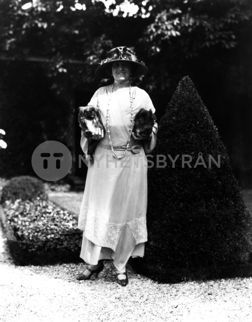 Edith Wharton mit Hunden / Foto - Edith Wharton with dogs / Photo ...