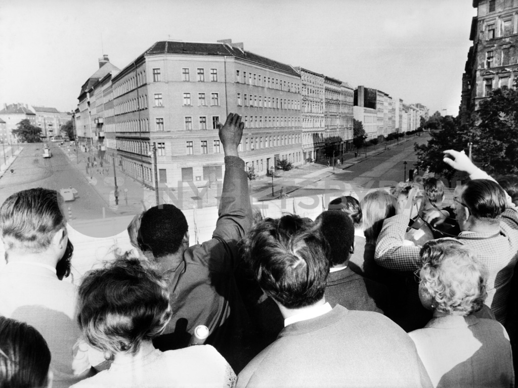 Blick über die Mauer/Bernauer Str./1961 - Berlin Wall / Tourists ...