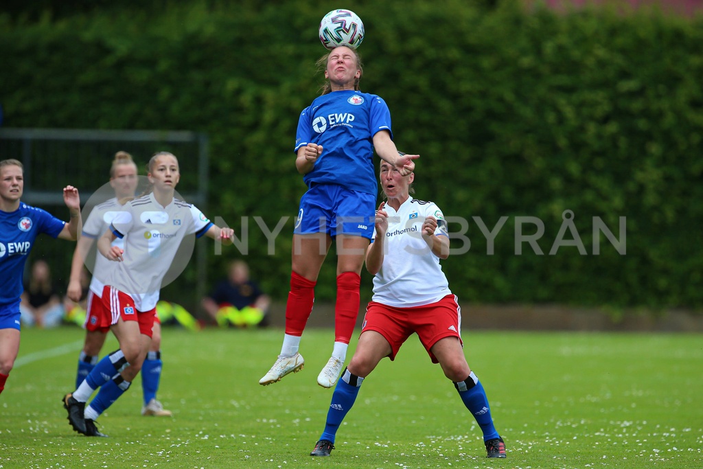 v.li.: Viktoria Schwalm (1. FFC Turbine Potsdam II, 9) und Anne van ...