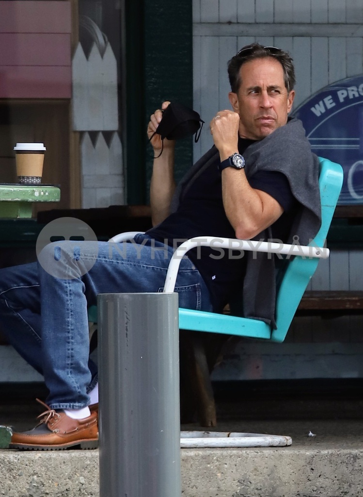 EXCLUSIVE: Jerry Seinfeld seen enjoying his lunch in an outing w