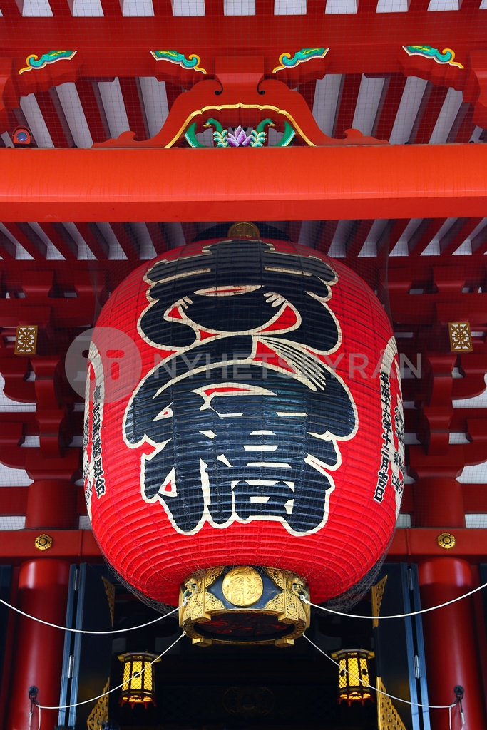 Giant red Japanese lantern, Senso-Ji Temple, Asakusa, Tokyo