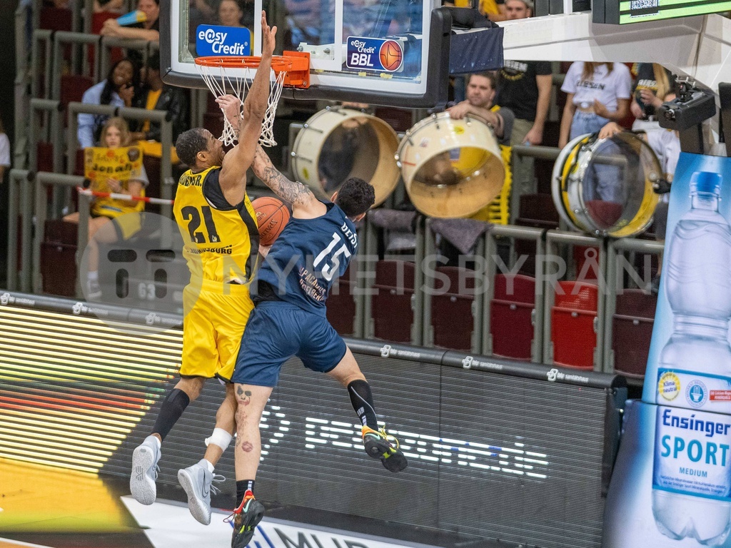 Tremmell Darden (MHP Riesen Ludwigsburg 21), Jordan Geist (MLP ...