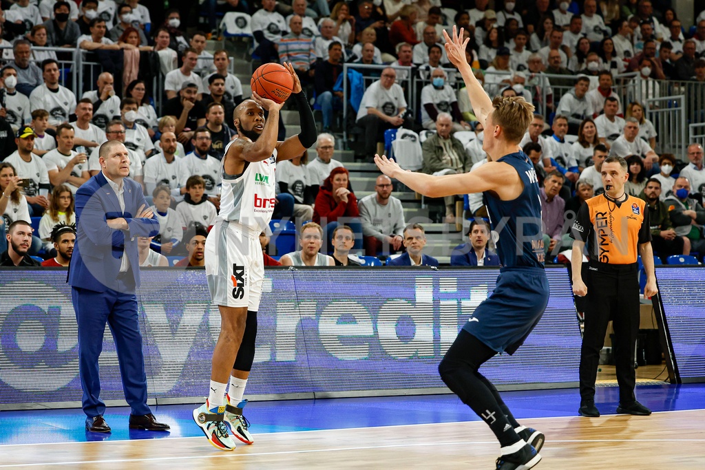 links Chris Dowe (Brose Bamberg, 00) MLP Academics Heidelberg - Brose ...