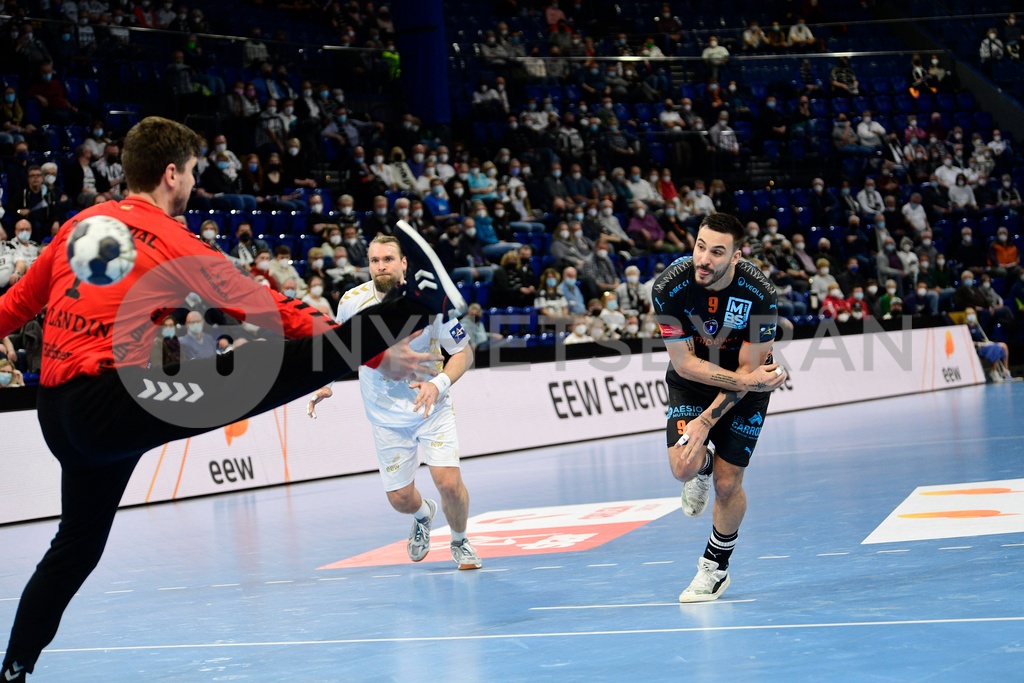 Hugo Descat (Montpellier HB, 9) per Siebenmeter gegen Niklas Landin ...