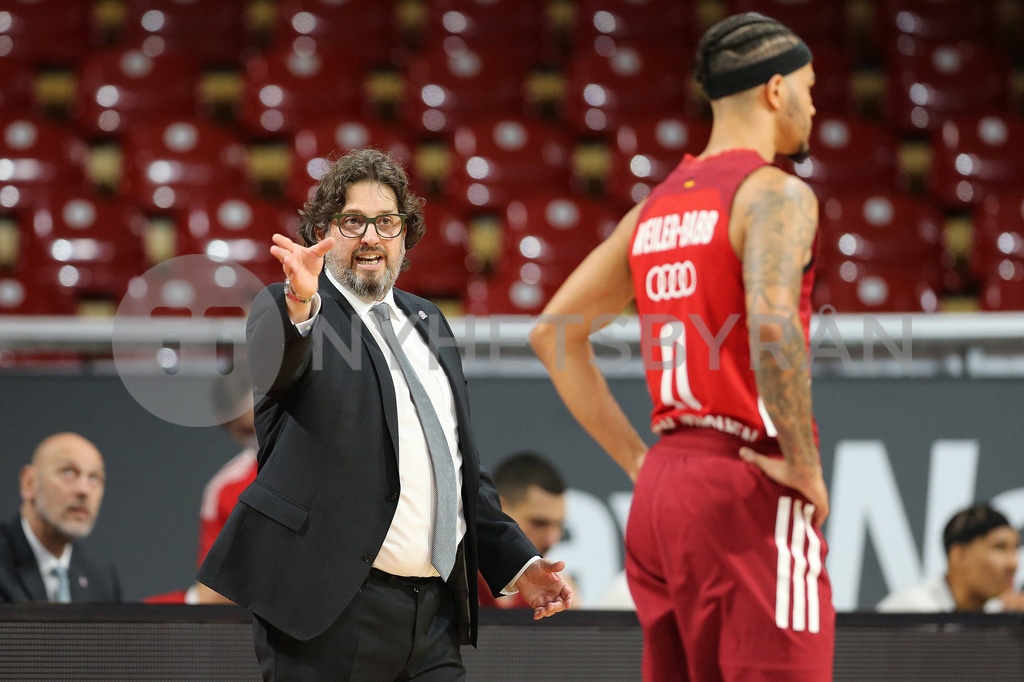 Andrea Trinchieri (Bayern Basketball, Chef-Trainer) gibt Anweisungen an ...