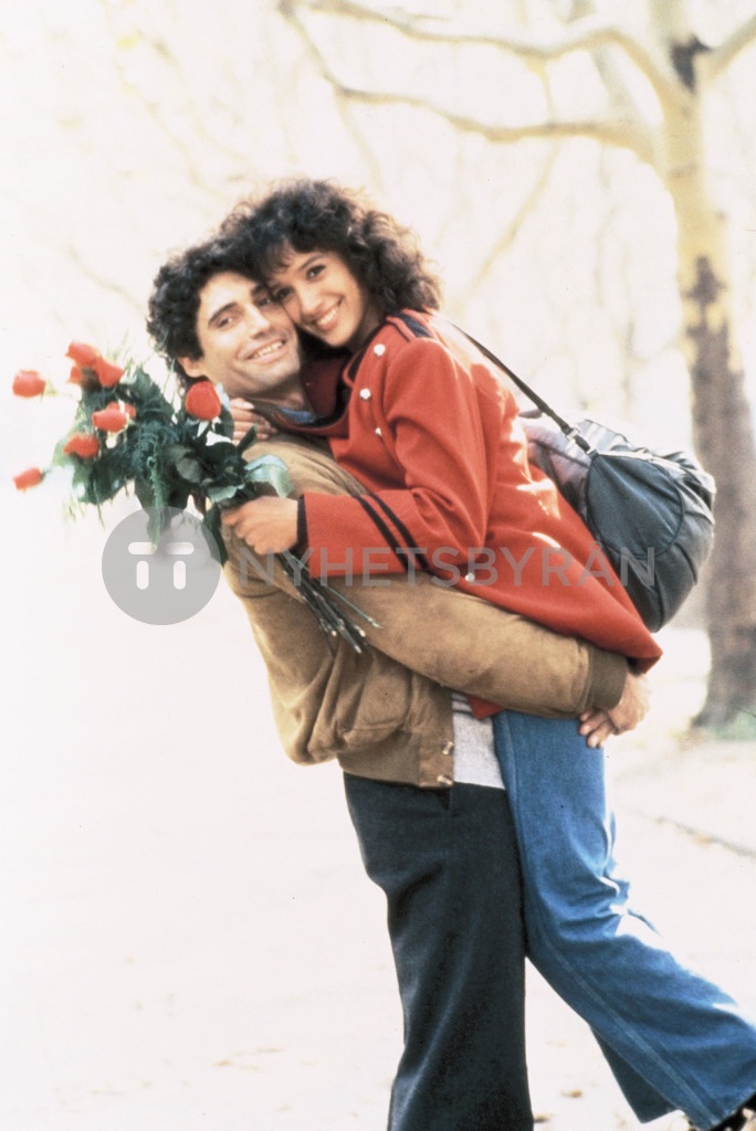FLASHDANCE (1983), directed by ADRIAN LYNE. JENNIFER BEALS; MICHAEL NOURI.