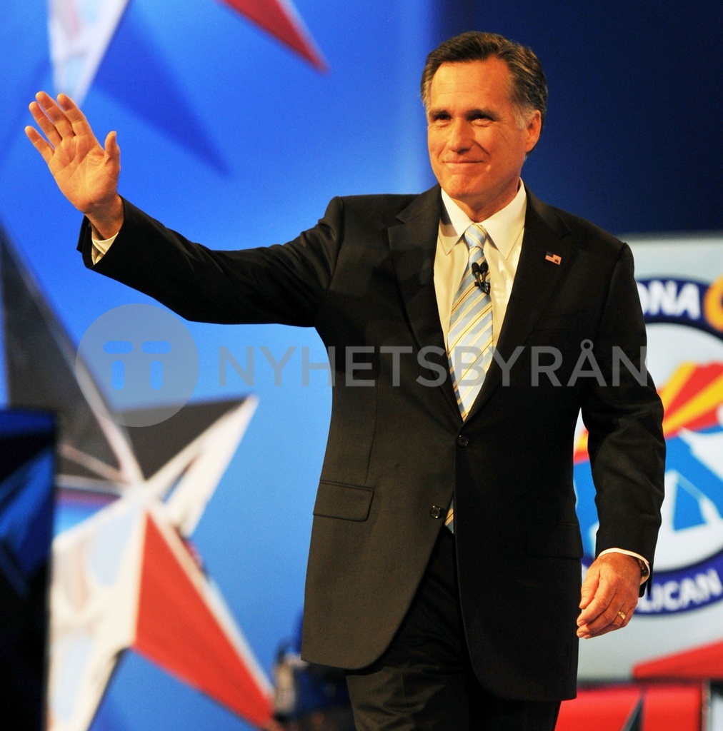 Romney waves to crowd before debate in Arizona, Mesa, United States ...