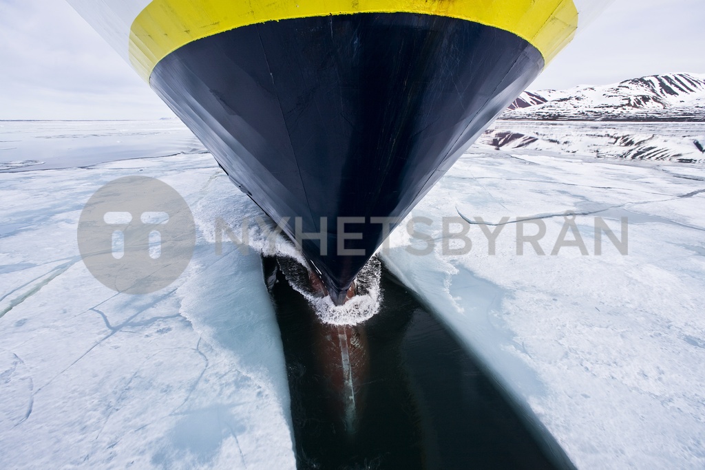 The Lindblad Expedition ship National Geographic Explorer doing