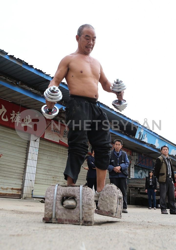 CHINA SICHUAN CHENGDU MAN WEARS STONE SHOES TO EXERCISE