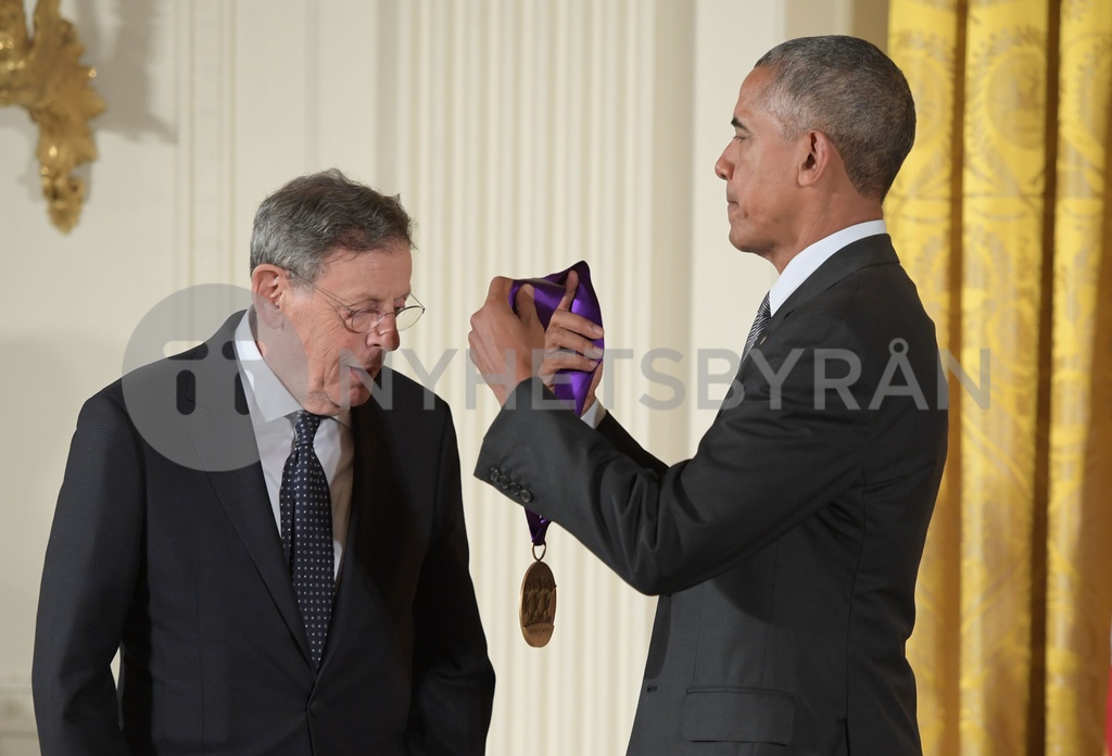 President Obama awards the 2015 National Medal of Arts and National ...
