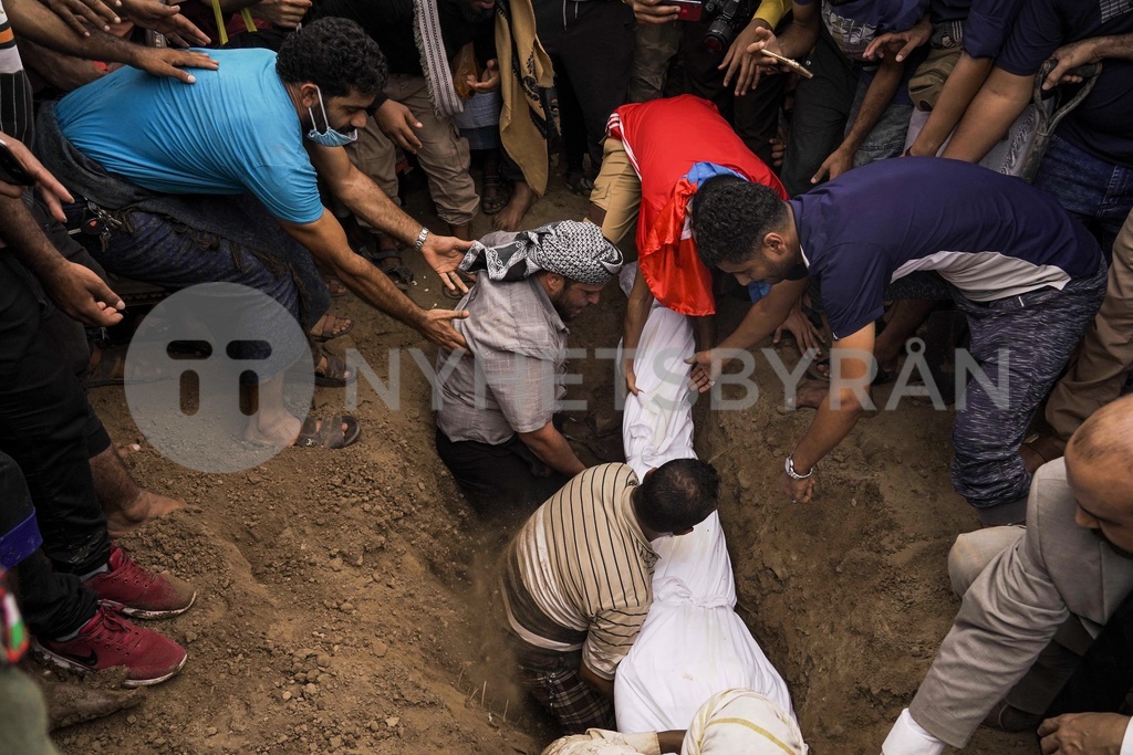 TOPSHOT-CORRECTION-YEMEN-CONFLICT-MEDIA-DEATH-FUNERAL