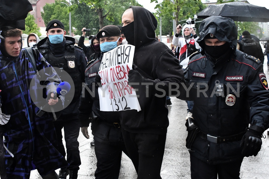 One-person protests in support of journalist Azar in Moscow