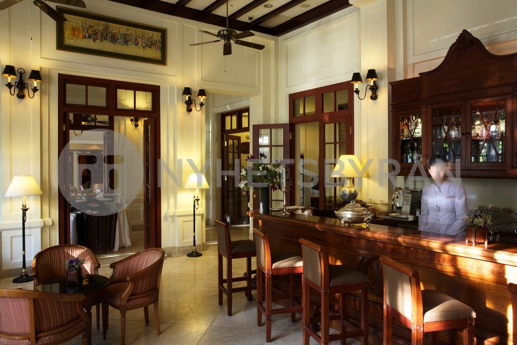 Laos vientiane barman colonial style bar hotel settha palace