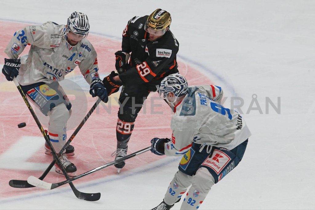 Brett Breitkreuz (Frankfurt, Nr. 29) im Duell mit Philipp Preto ...