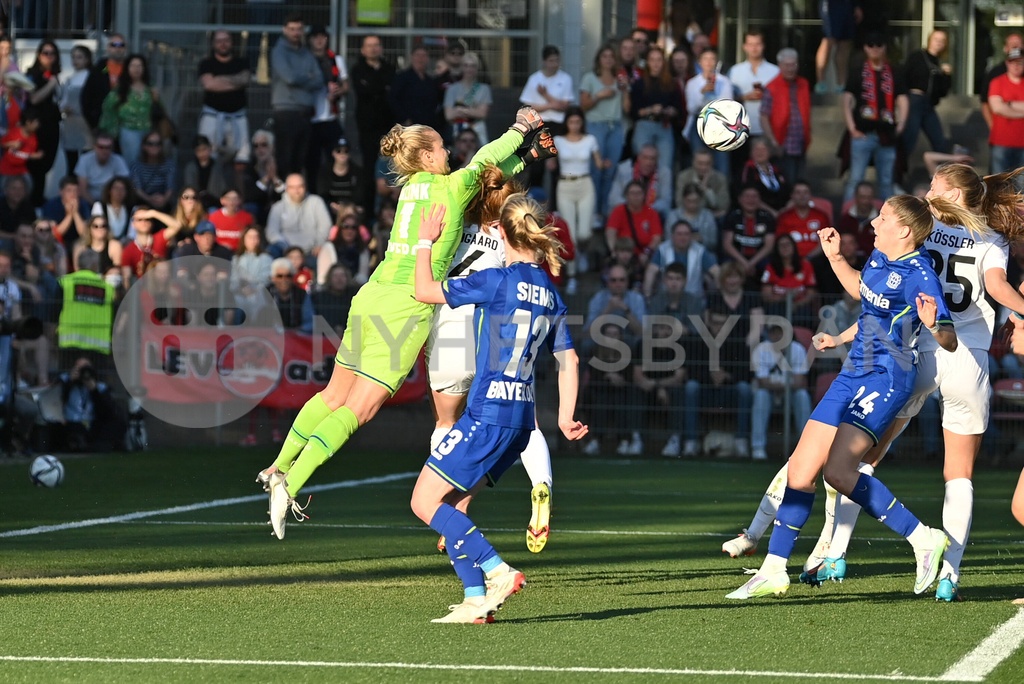 Anna Klink (Torfrau B04, 1) faustet den Ball, 18.04.2022, Leverkusen ...