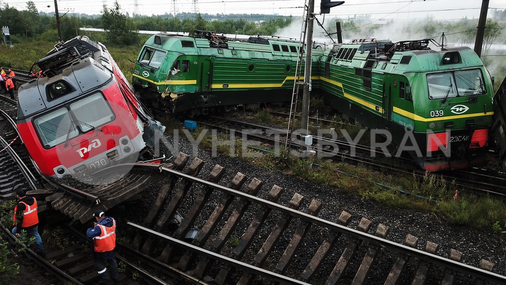 Two electric freight locomotives derail in St Petersburg, Russia