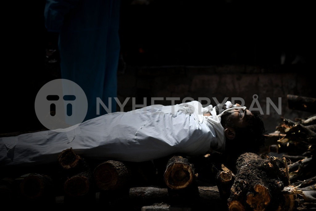 ** WARNING: Contains Graphic Content ** Cremation of covid-19 victim in ...