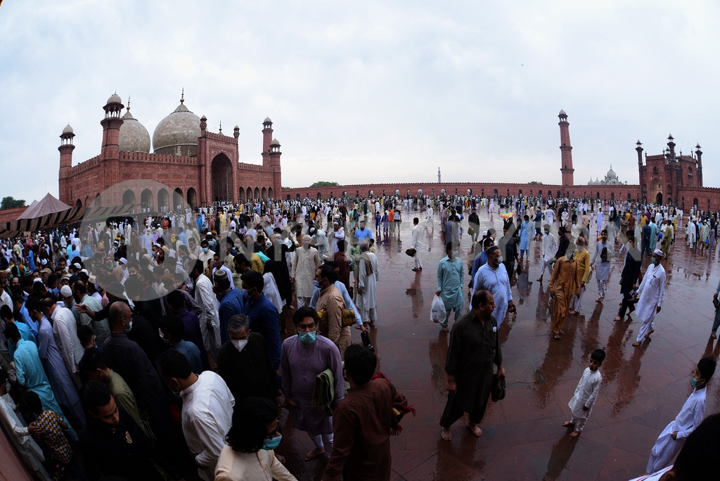 Pakistan: Muslims offering special prayers during heavy rain fall on ...