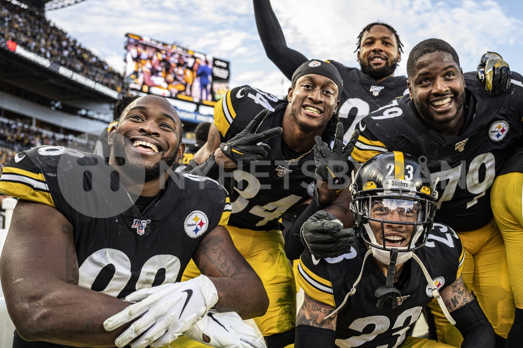 PITTSBURGH, PA - DECEMBER 01: Members of the Pittsburgh Steelers ...