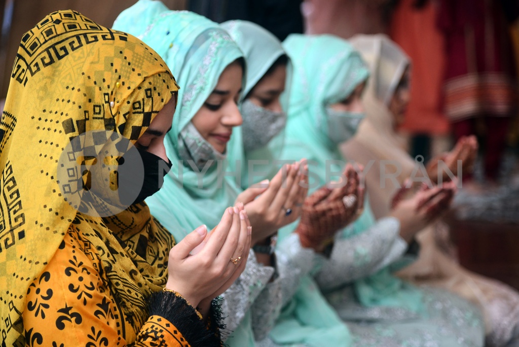 Pakistan: Muslims offering special prayers during heavy rain fall on ...