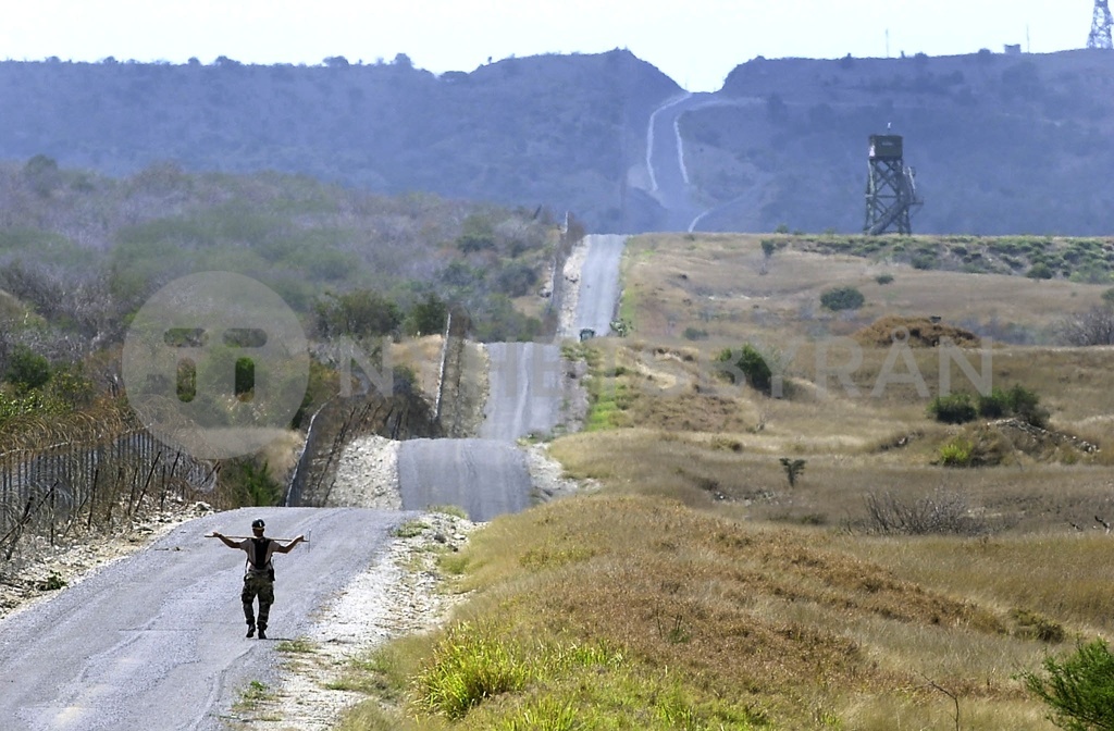 US-GUANTANAMO BAY-SEABEE WALKS ALONG CUBAN FENCE LINE