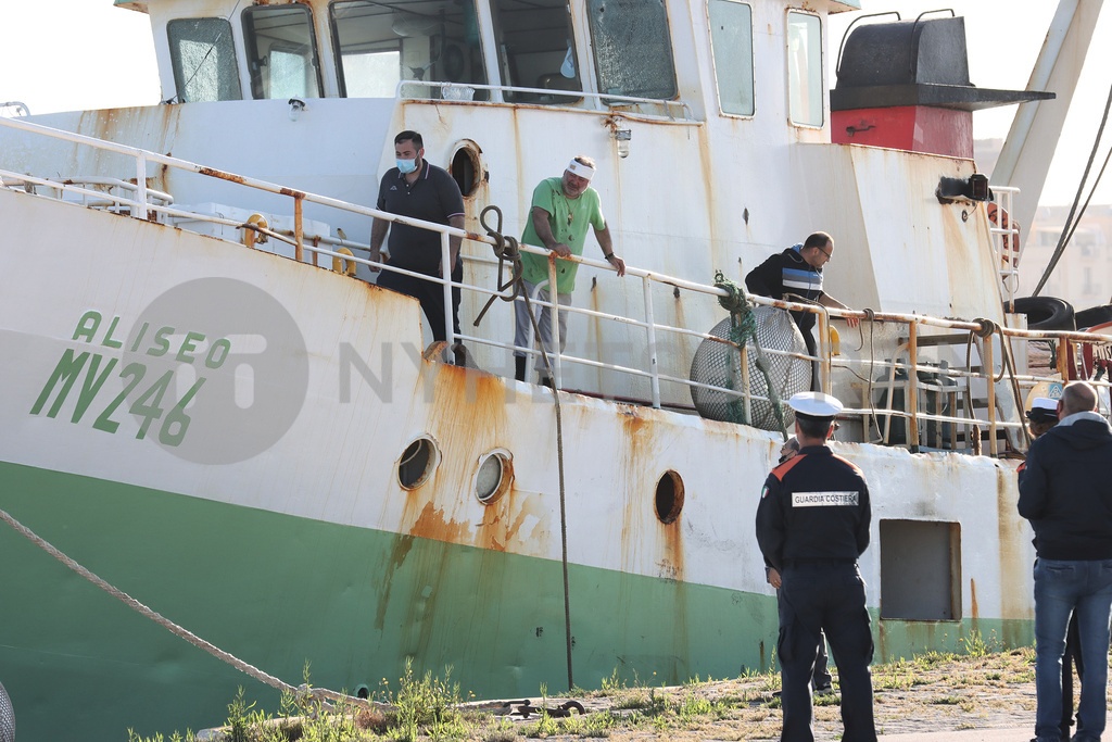 Rientra in porto a Mazara del Vallo il peschereccio Aliseo colpito dall ...