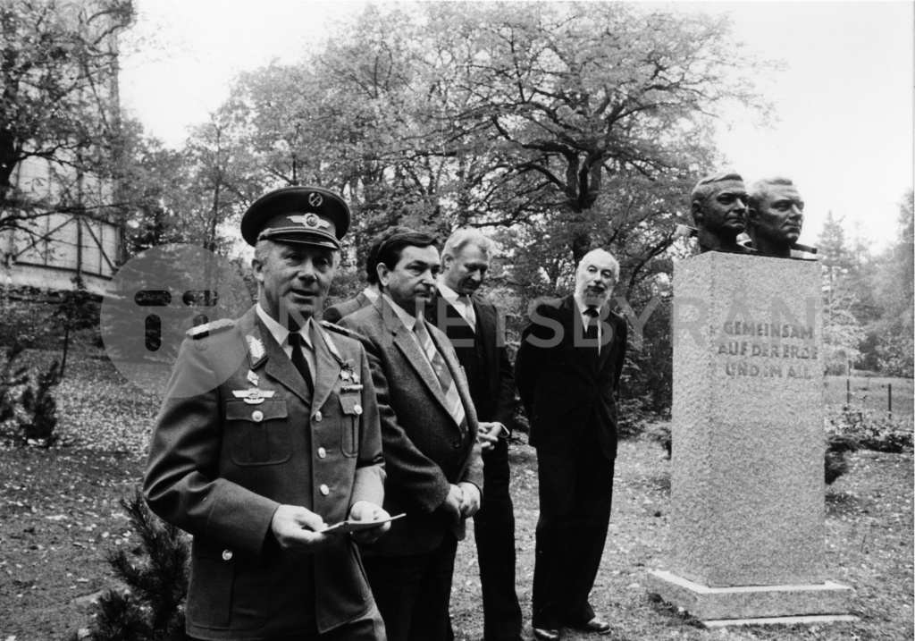 Sigmund Jähn u. W. Bykowski / Foto, 1988 - Sigmund Jähn a. V. Bykovsky ...